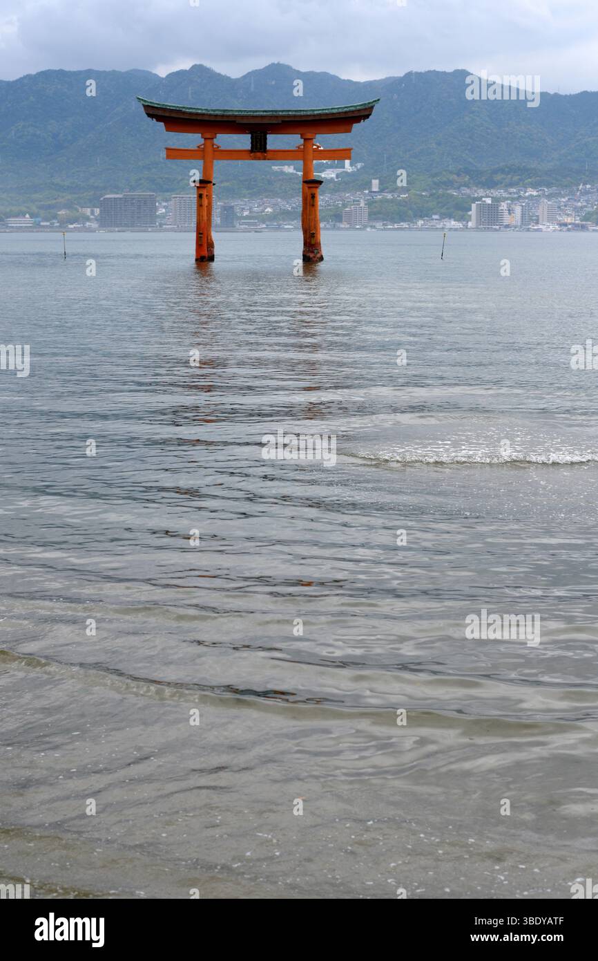 The floating Miyajima torii gate of Itsukushima Shrine, UNESCO ...
