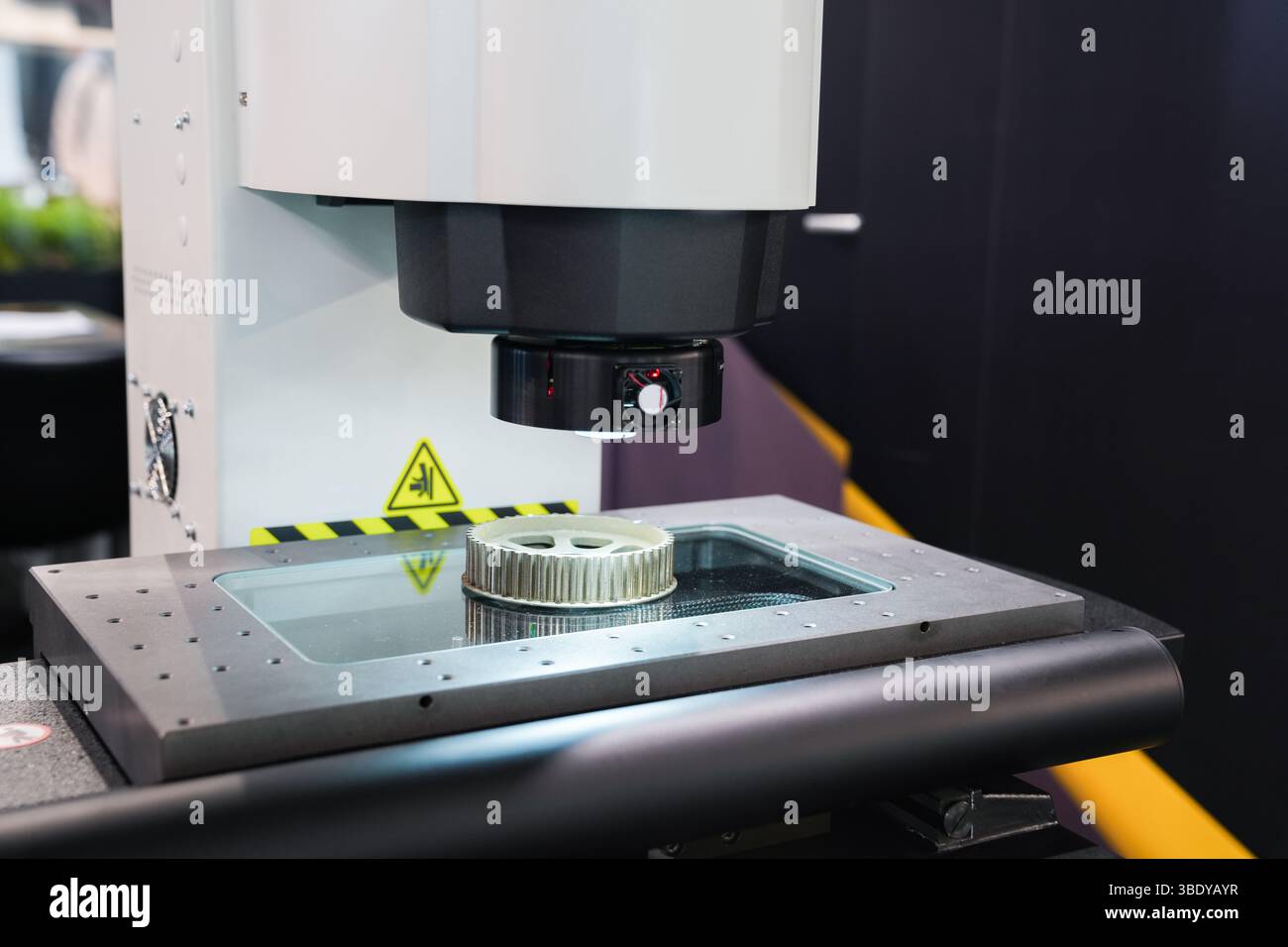 Optic machine for precise measurement of part size and quality ...