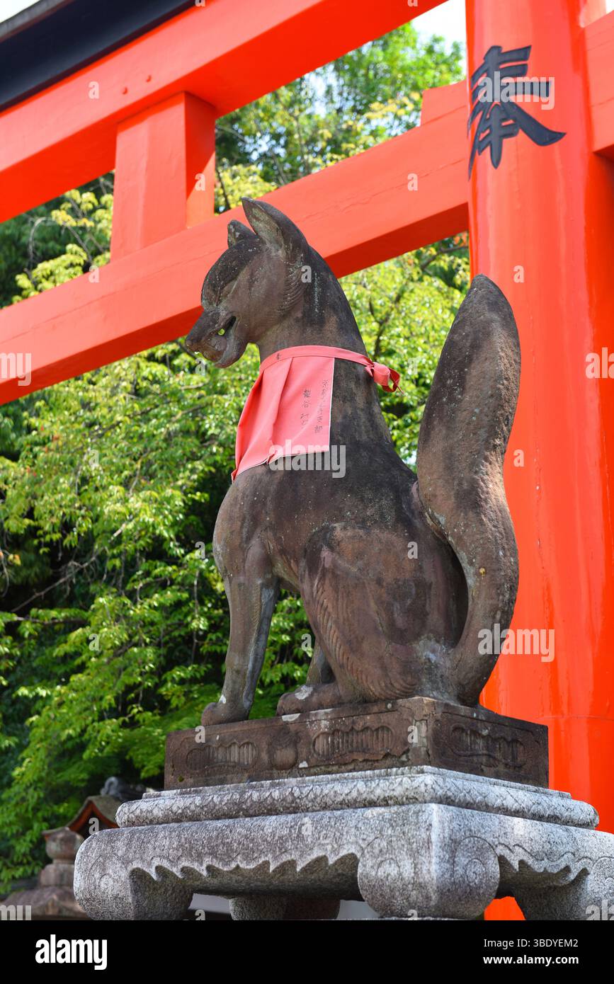 Stone fox at the entrance to Fushimi-Inari Taisha Shrine,Japan,Asia ...