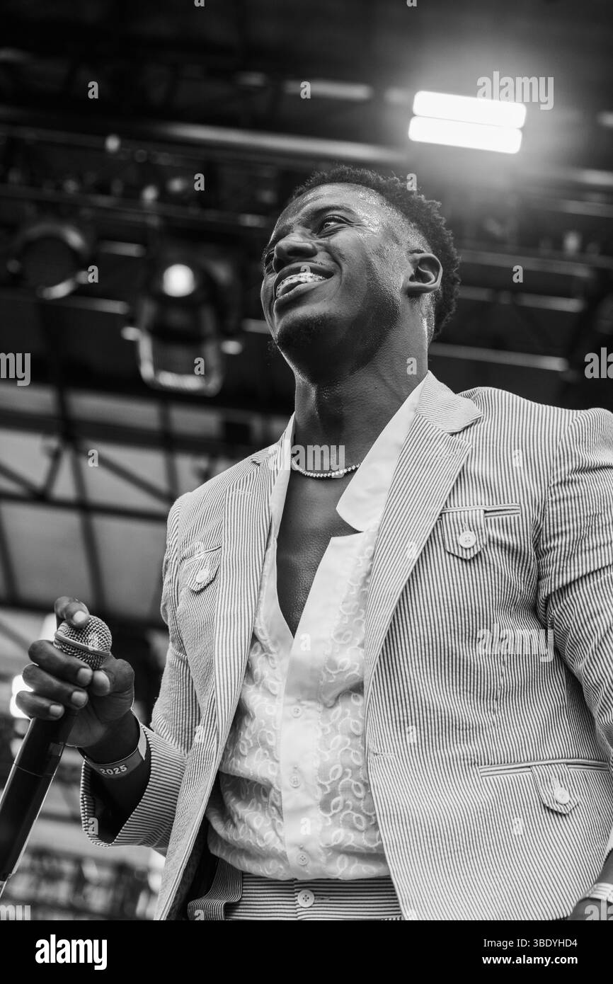 Weekend show Black and White Stock Photos & Images - Alamy