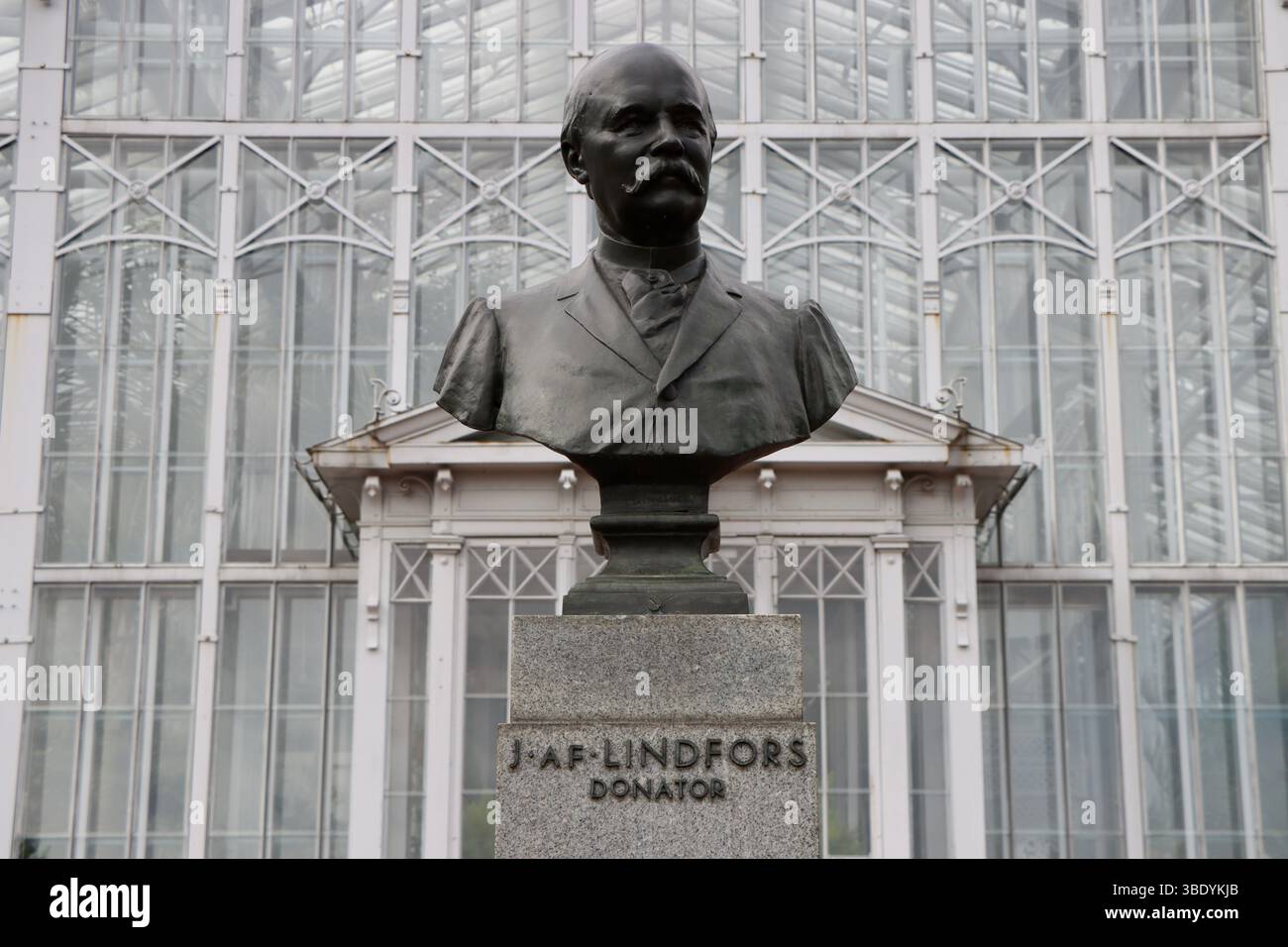 The bust of Jakob Julius af Lindfors by Walter Runeberg in front of ...