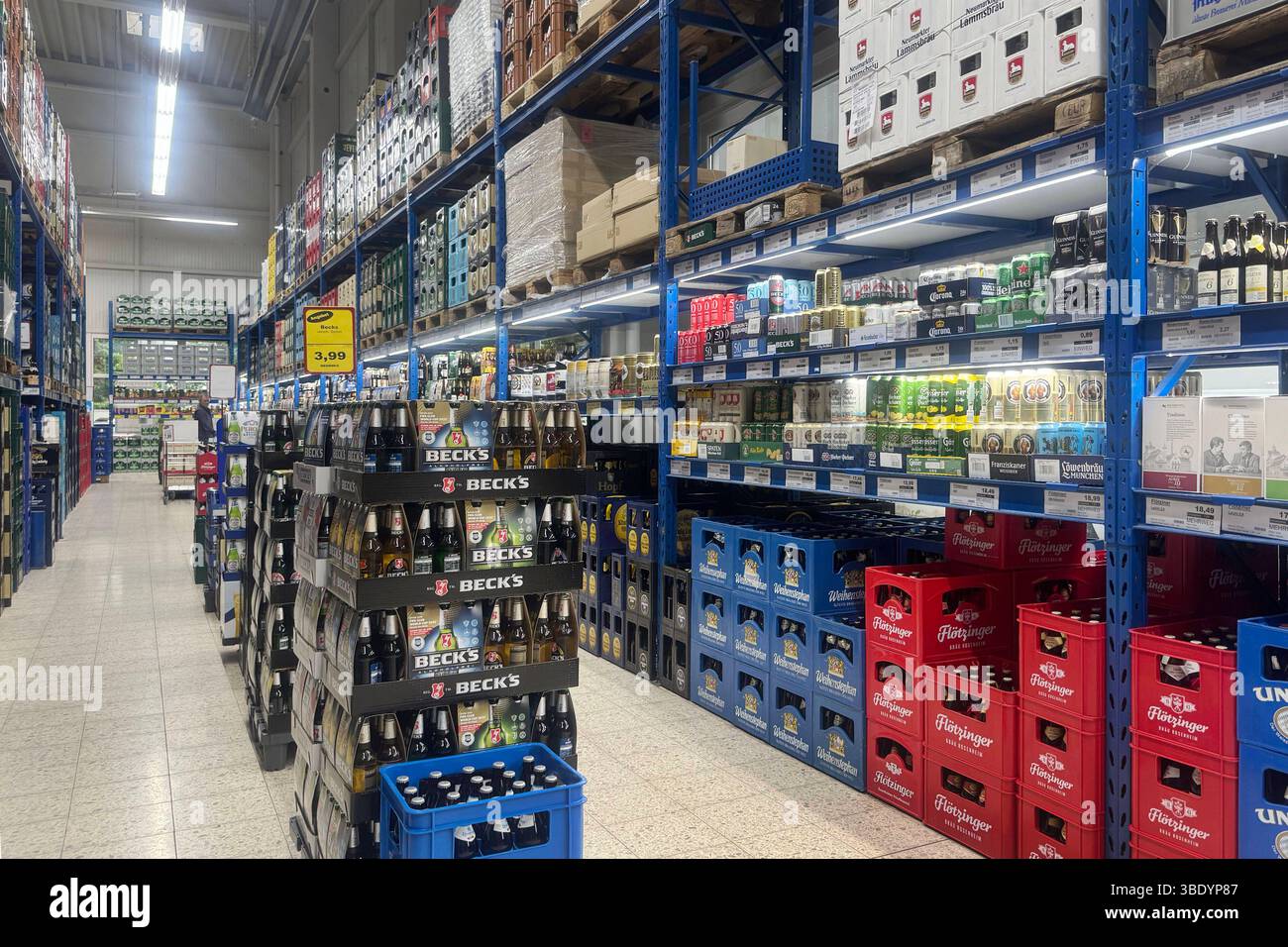 Becks Bier im Getraenkemarkt, Bierflaschen,Bier. *** Becks beer in the ...