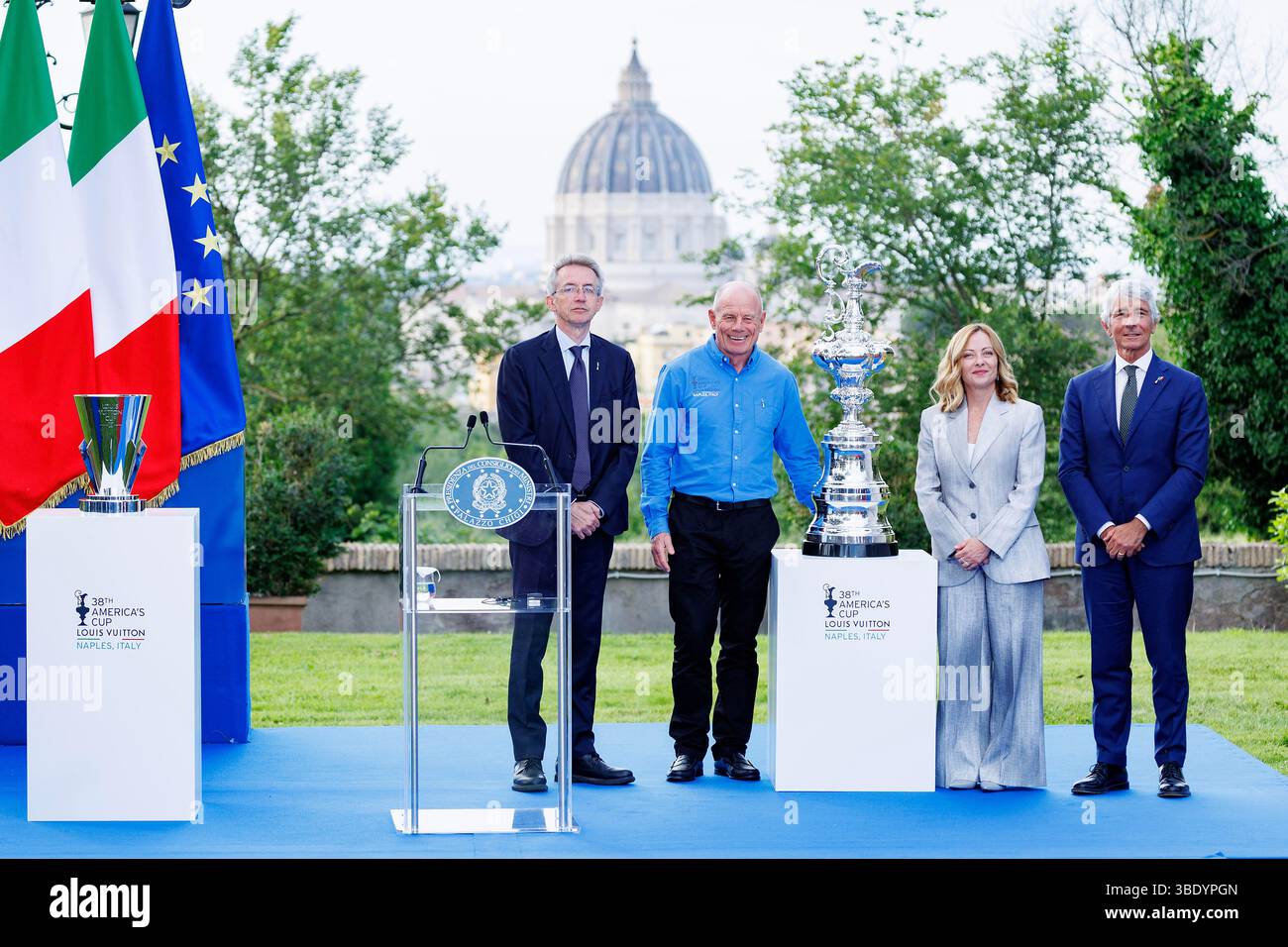 Da sx, il sindaco di Napoli Gaetano Manfredi, il ceo del Team New ...