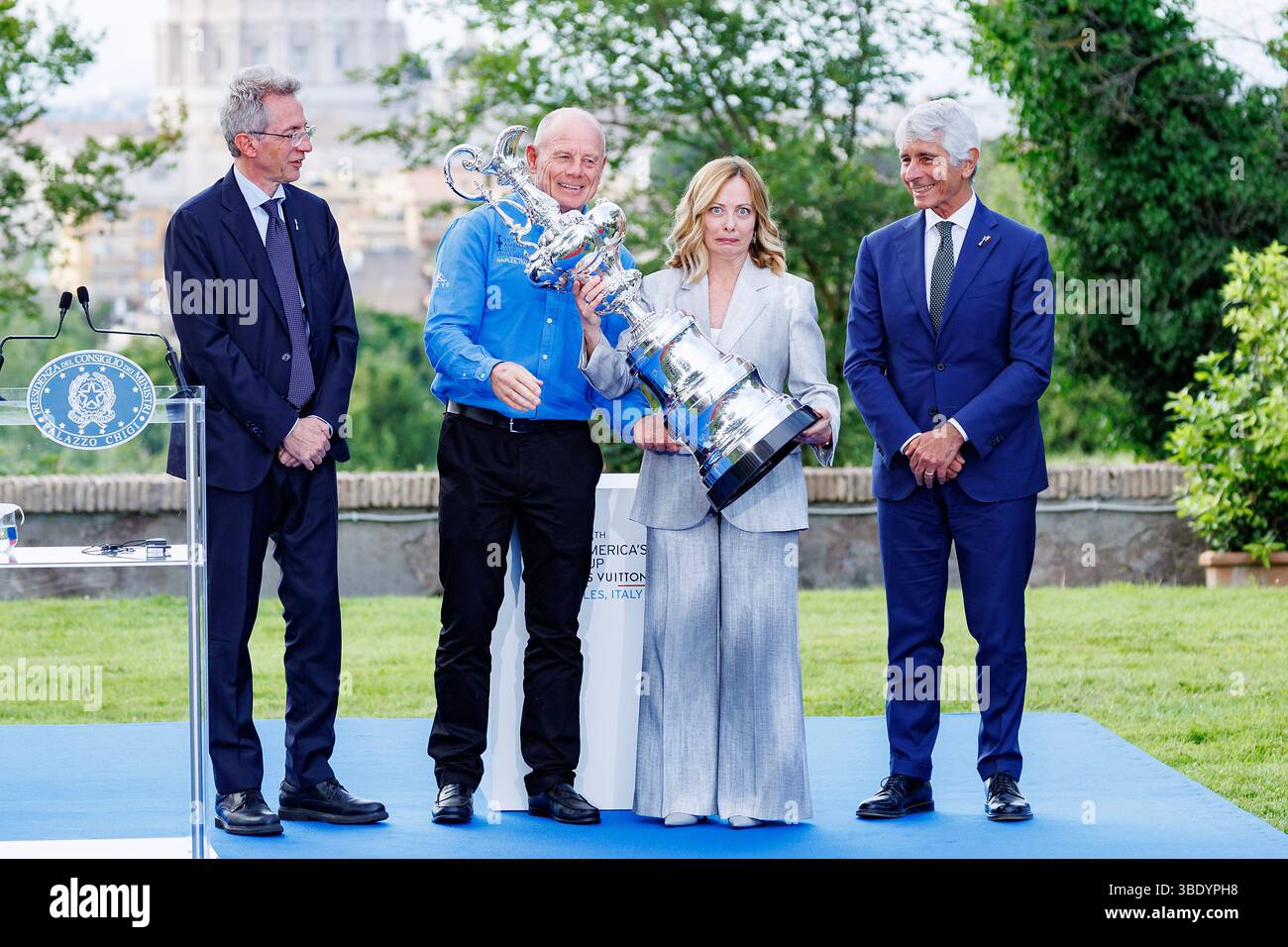 Da sx, il sindaco di Napoli Gaetano Manfredi, il ceo del Team New ...
