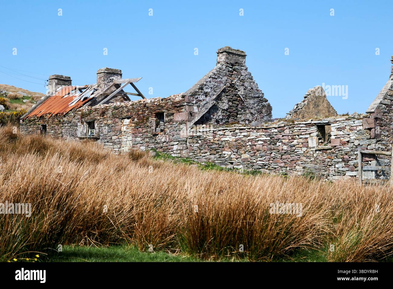 Old farm buildings ireland hi-res stock photography and images - Alamy