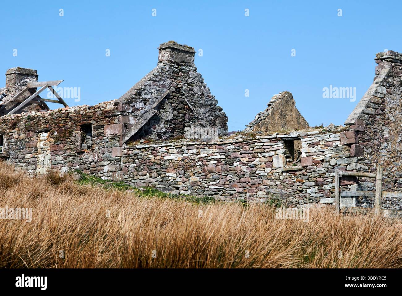 Old farm buildings ireland hi-res stock photography and images - Alamy