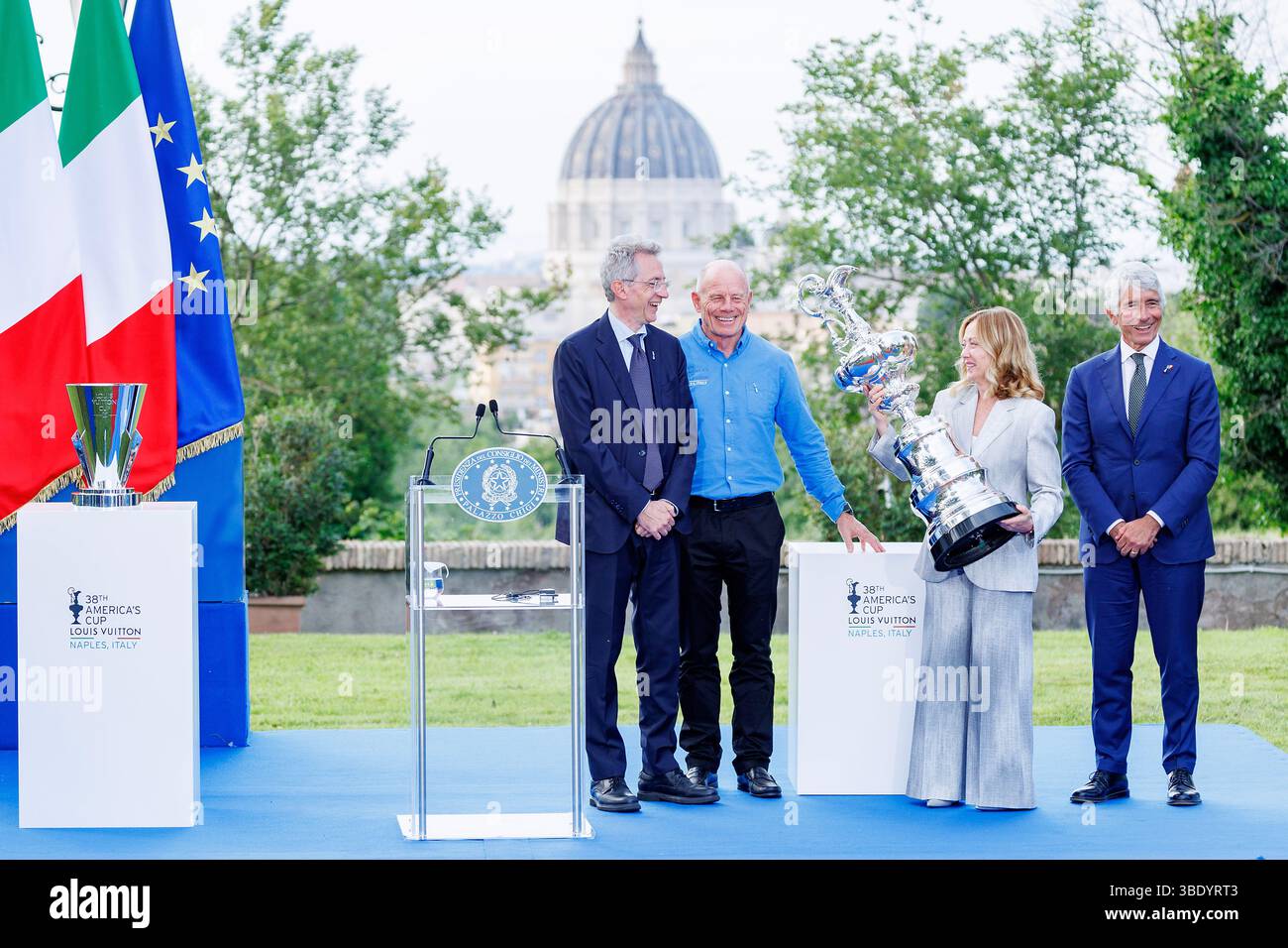 Da sx, il sindaco di Napoli Gaetano Manfredi, il ceo del Team New ...