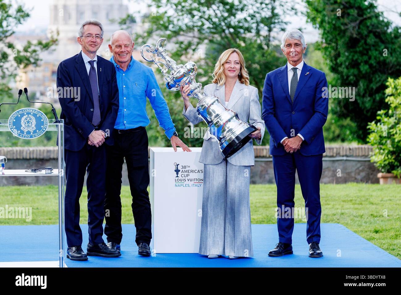 Da sx, il sindaco di Napoli Gaetano Manfredi, il ceo del Team New ...