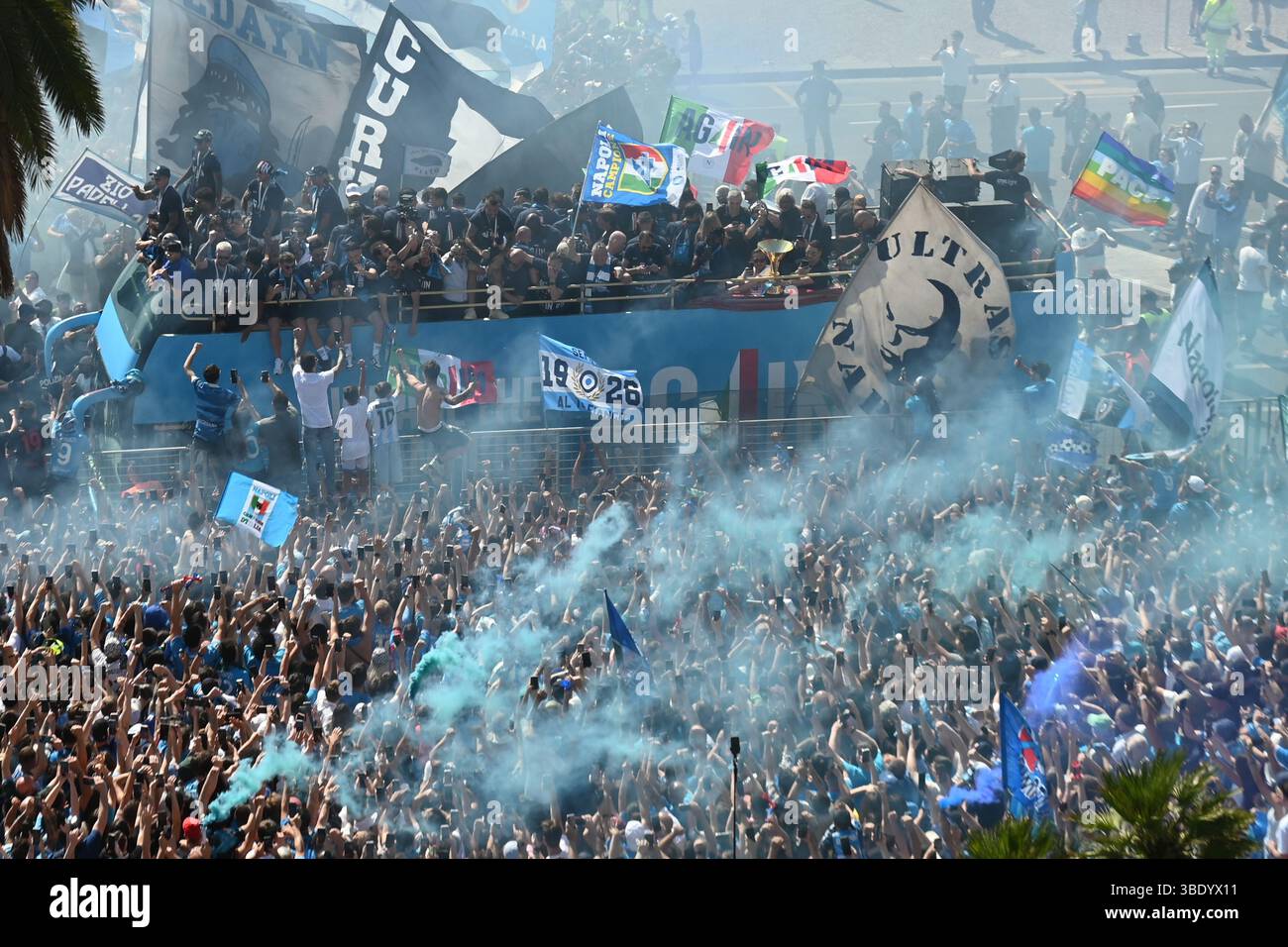 Naples, Italy. 26th May, 2025. The bus of SSC Napoli crosses the ...