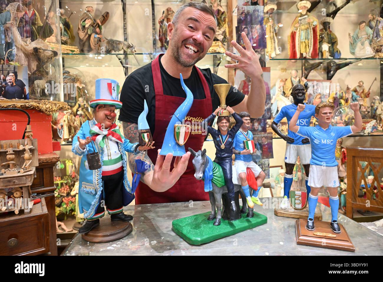 Napoli, Italy. 21st May, 2025. Get ready in the historic center for the ...
