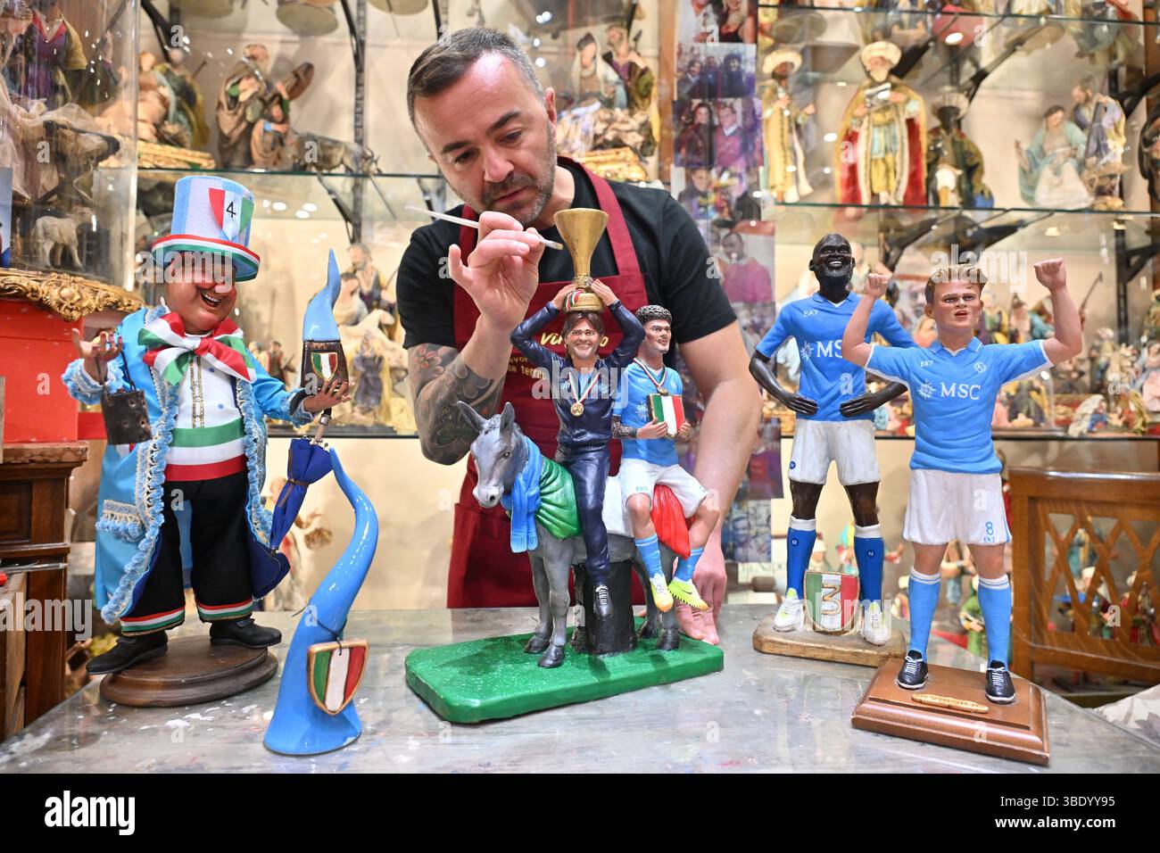Napoli, Italy. 21st May, 2025. Get ready in the historic center for the ...