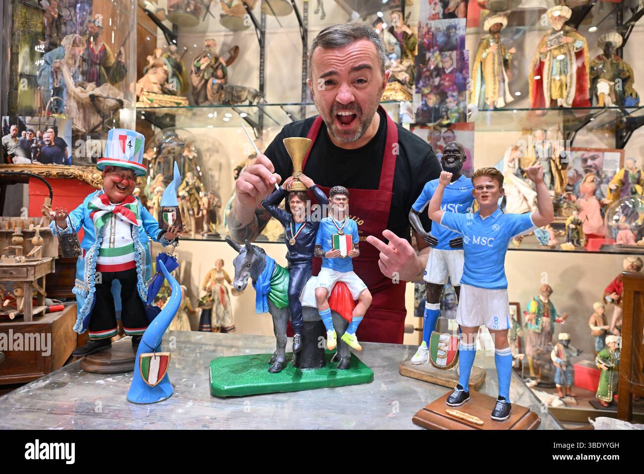 Napoli, Italy. 21st May, 2025. Get ready in the historic center for the ...