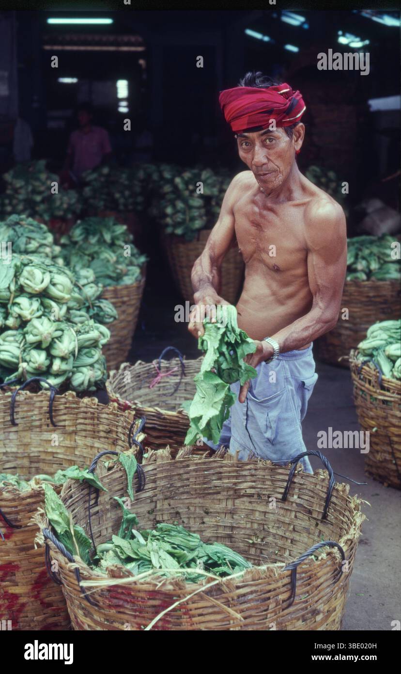 Market porter, Pak Khlong Talat, Bangkok, Thailand 1995 Stock Photo - Alamy