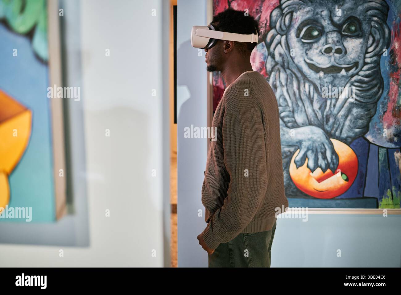 Experiencing Virtual Reality in Modern Art Gallery Stock Photo - Alamy