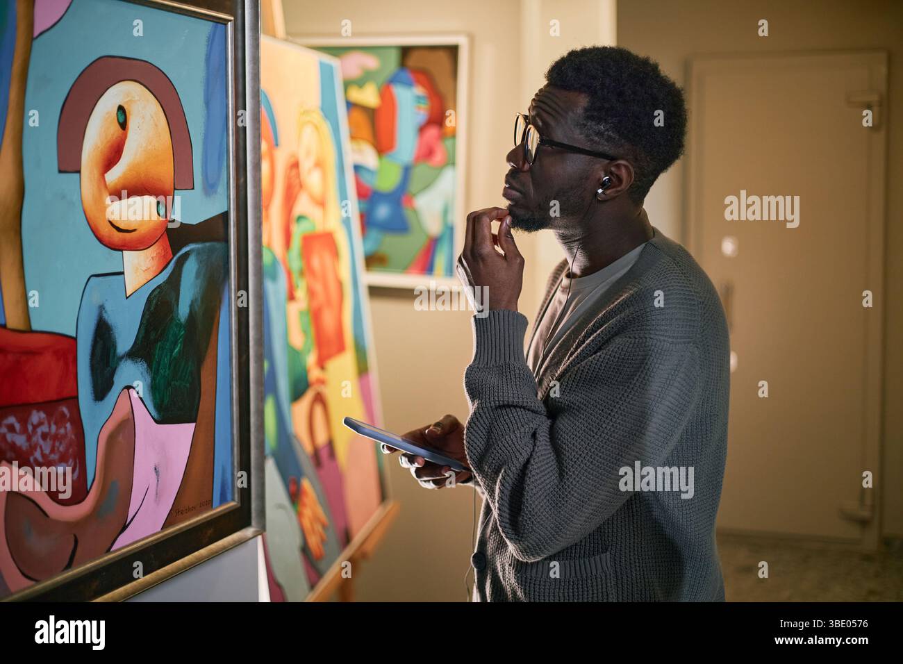 Man examining painting audio guide hi-res stock photography and images ...