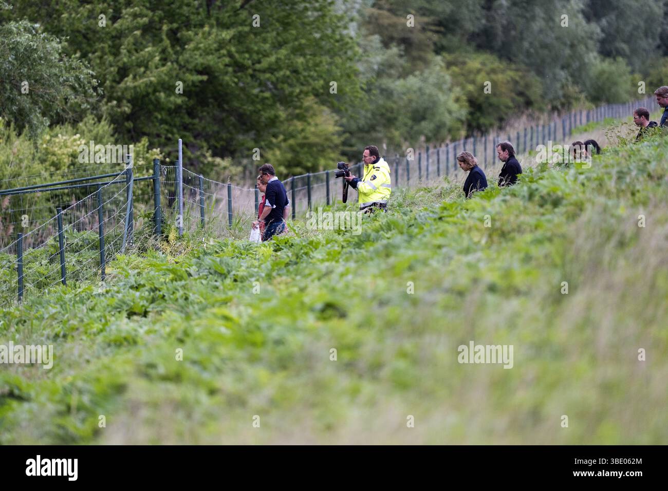 LELYSTAD - The court takes a look at the crime scene near the Knardijk ...