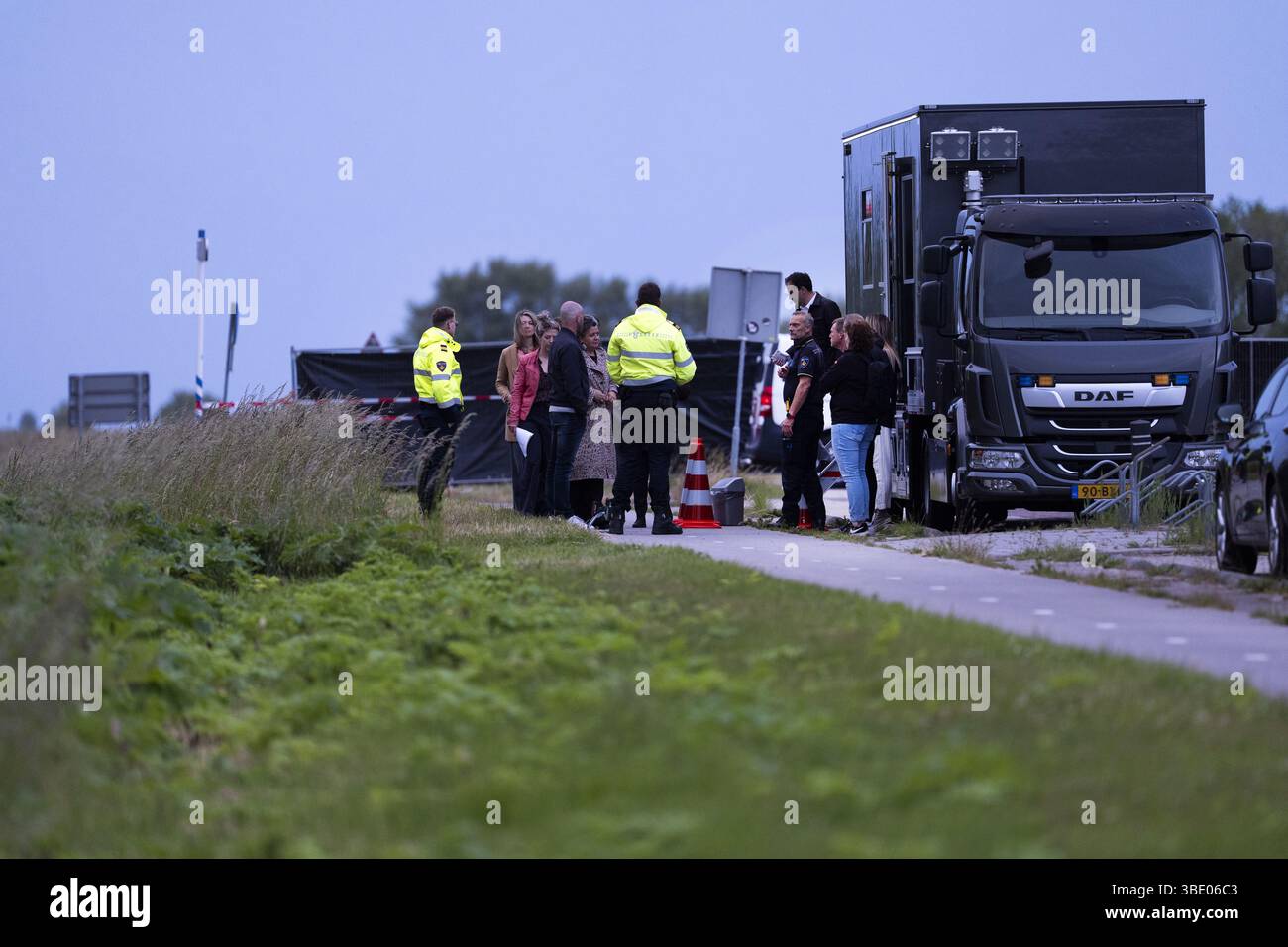 LELYSTAD - The court takes a look at the crime scene near the Knardijk ...