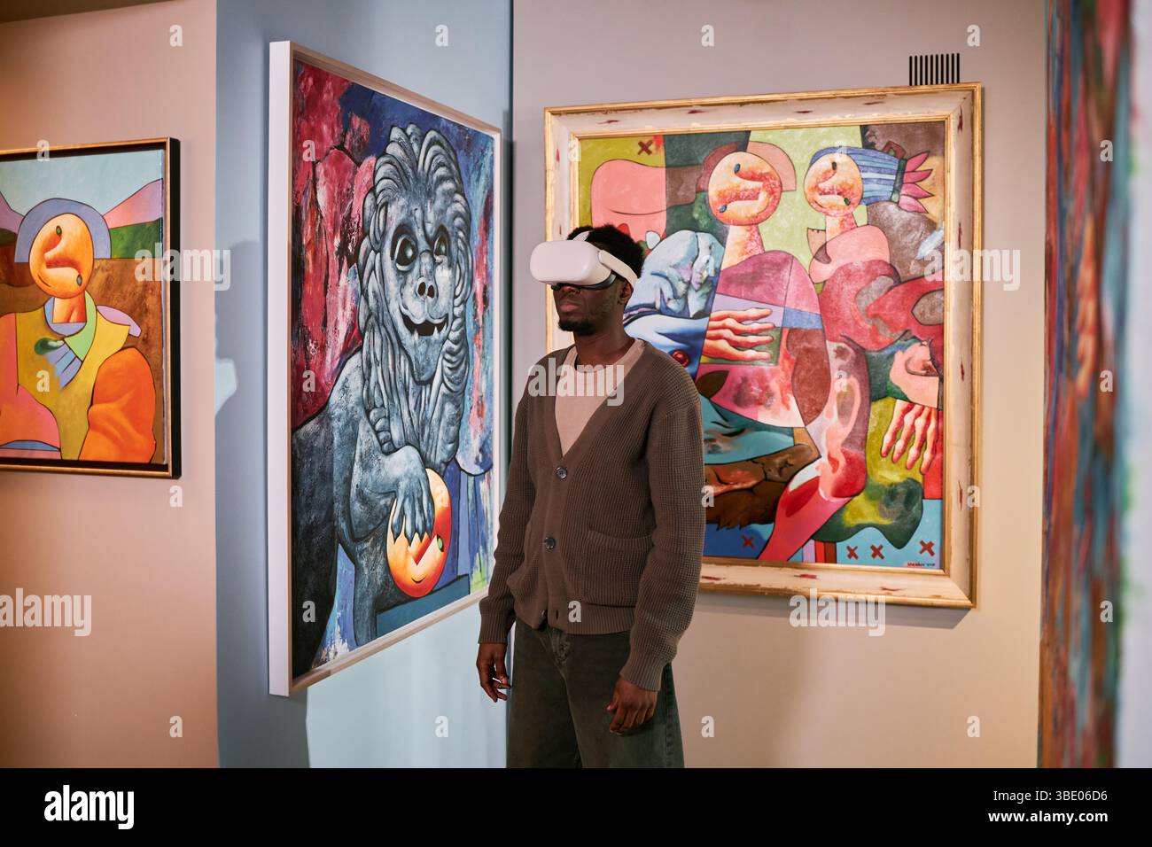 Experiencing Virtual Reality in Modern Art Gallery Stock Photo - Alamy