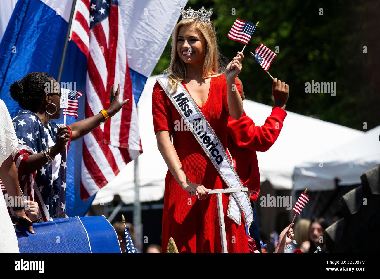 Washington, USA. 26th May, 2025. Miss America 2025 Abbie Stockard waves ...