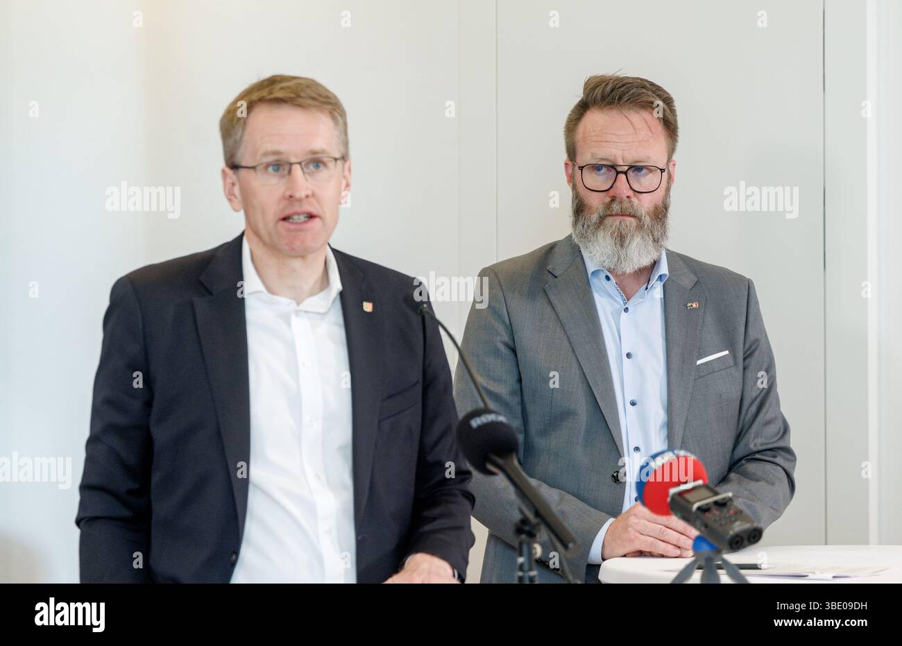 Kiel, Germany. 26th May, 2025. Claus Ruhe Madsen (CDU, l), Transport ...
