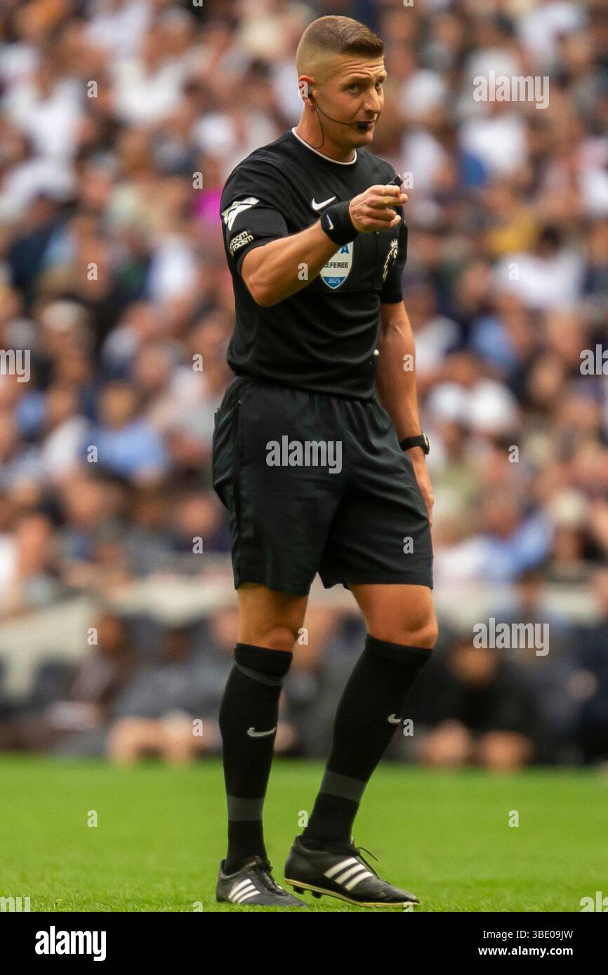 Referee Robert Jones during the Premier League match between Tottenham ...