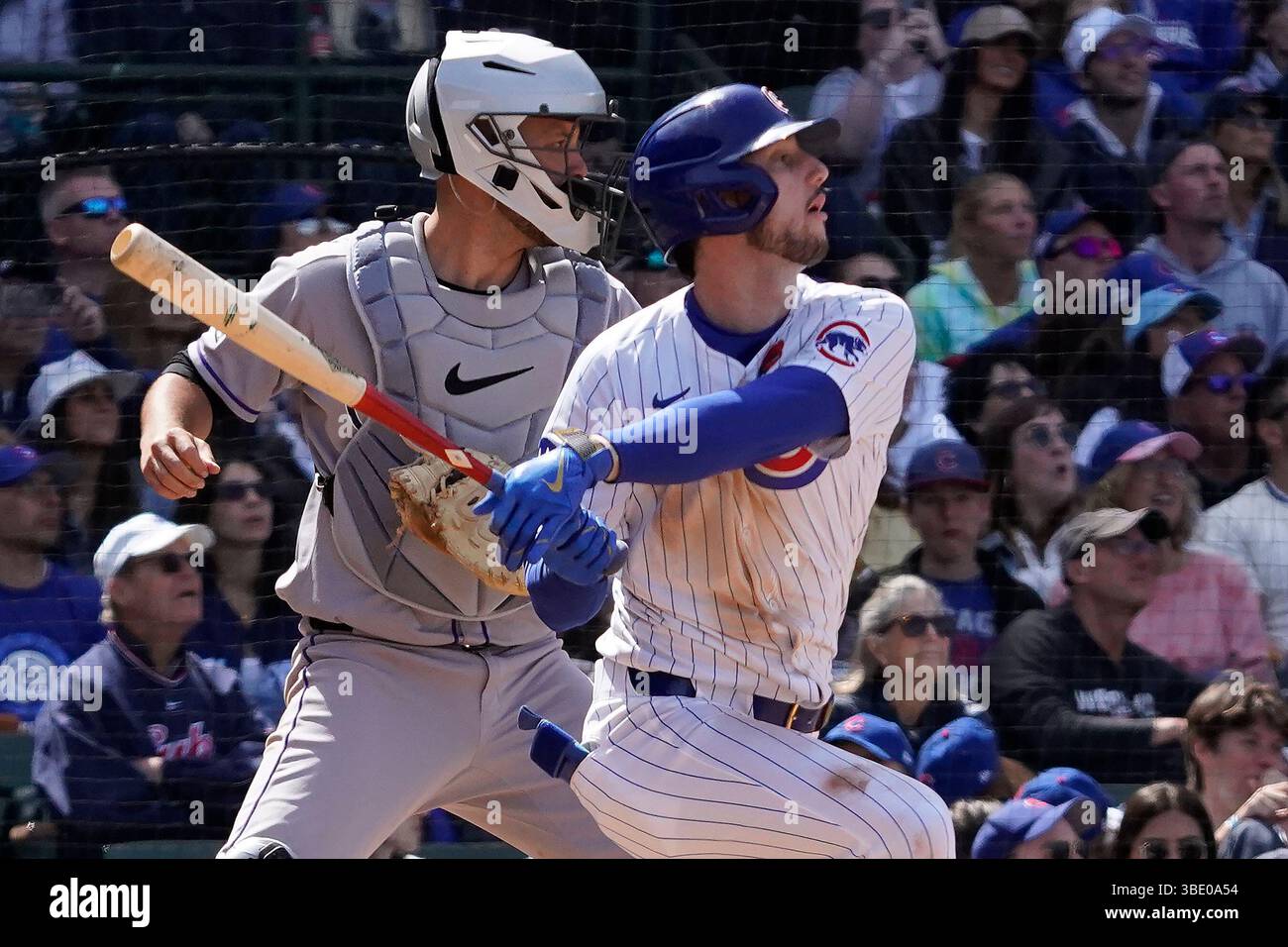Chicago Cubs' Kyle Tucker, right, hits a one-run single against the ...