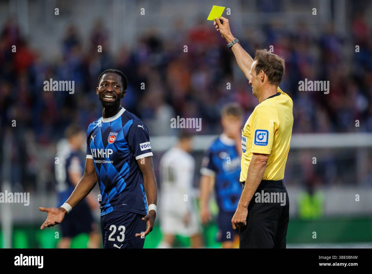 Omar Haktab Traore (FC Heidenheim, #23) bekommt die gelbe Karte v0n ...
