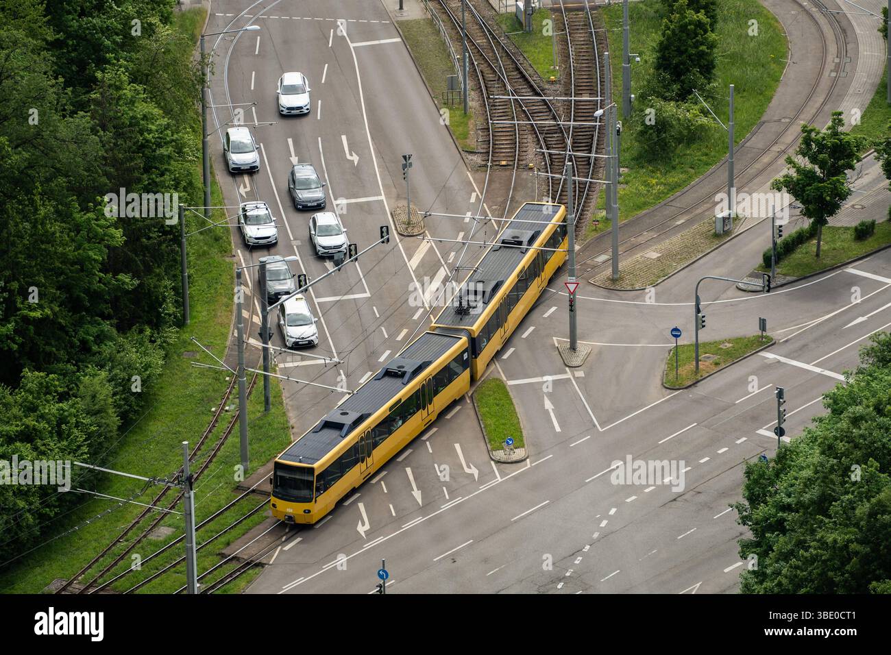 Eine Straßenbahn der Stuttgarter Straßenbahnen AG SSB ist vom SWR ...