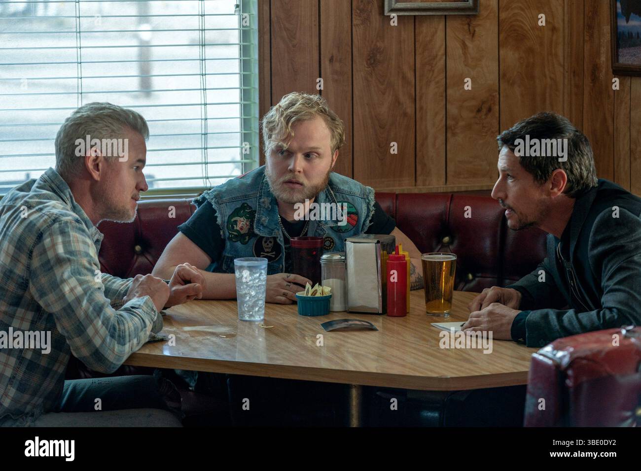 AMERICANA, from left: Eric Dane, Joe Adler, Simon Rex, 2023. ph: Ursula ...