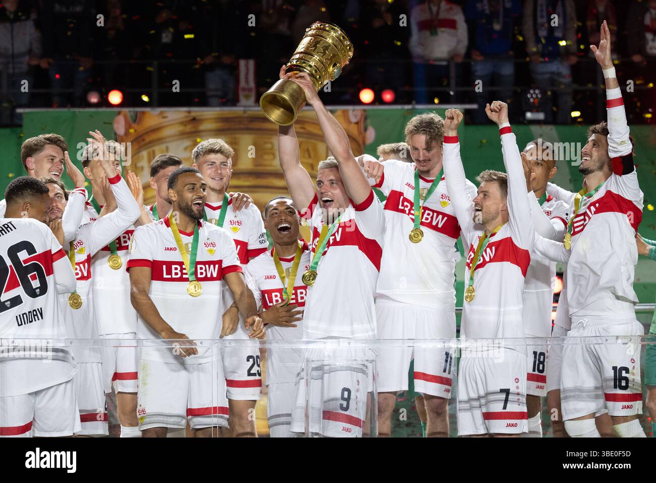 Berlin, Deutschland. 24th May, 2025. Siegerehrung, DFB-Pokalsieger 2025, Pokal, Pokaluebergabe ...