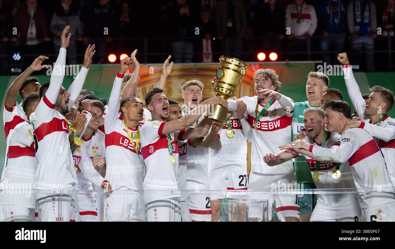 Siegerehrung, DFB-Pokalsieger 2025, Pokal, Pokaluebergabe an Pascal Stenzel (VfB Stuttgart, #15 ...