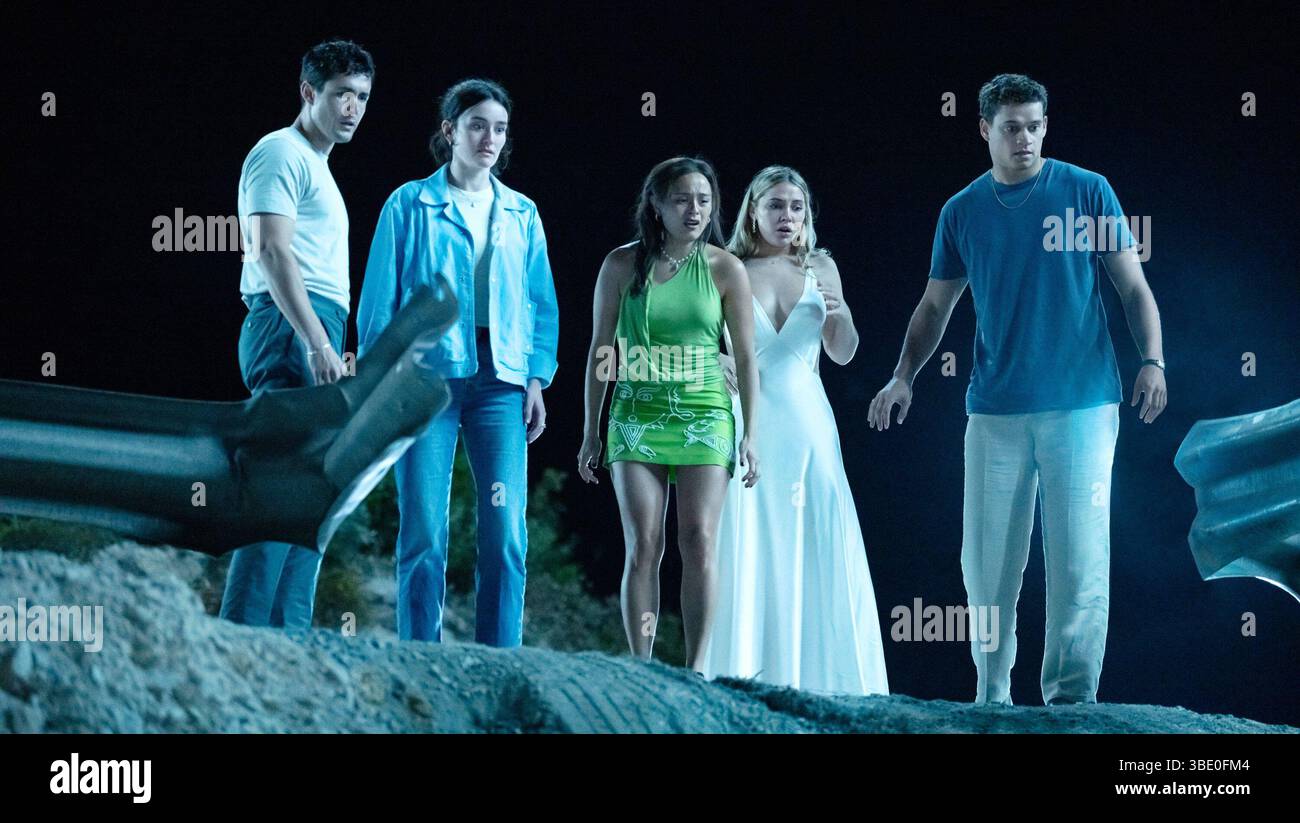 I KNOW WHAT YOU DID LAST SUMMER, from left: Jonah Hauer-King, Sarah ...