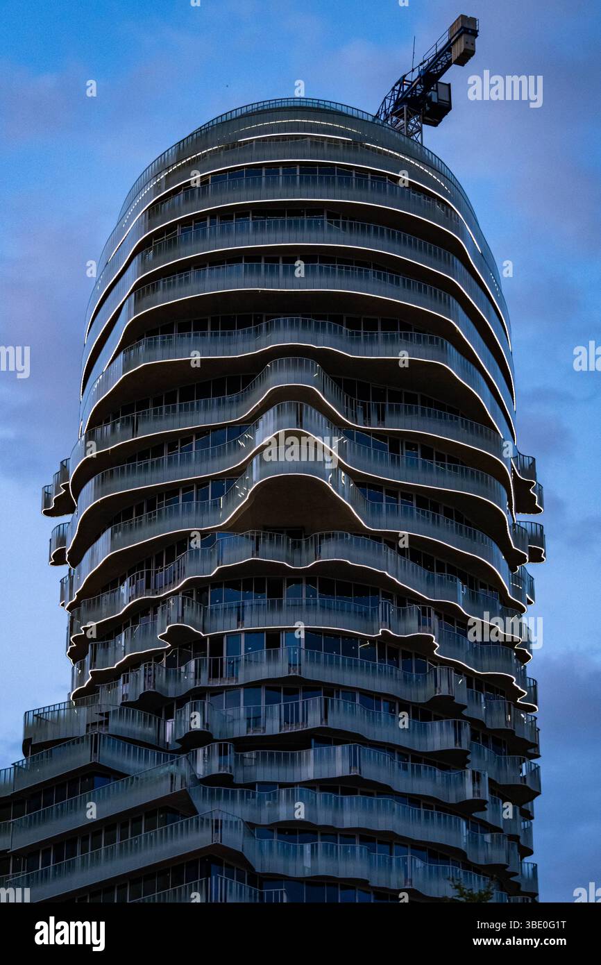 Albanien Tirana, Hochhaus mit Gesicht Skanderbeg-Platz 21.05.2025 ...