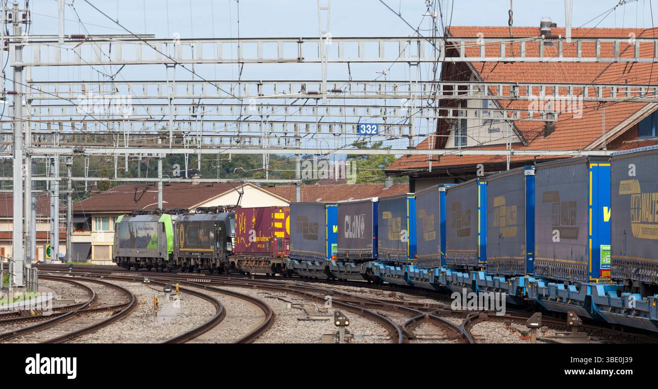 Electric locomotive hauling an intermodal piggyback freight train ...