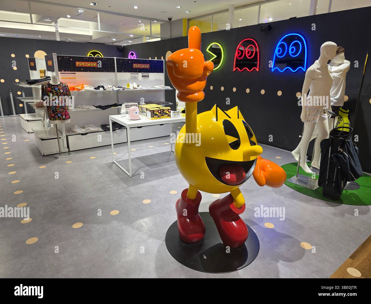 Pac man arcade machine hi-res stock photography and images - Alamy