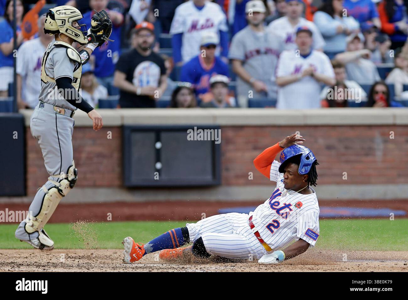 New York Mets' Luisangel Acuña (2) scores past Chicago White Sox ...
