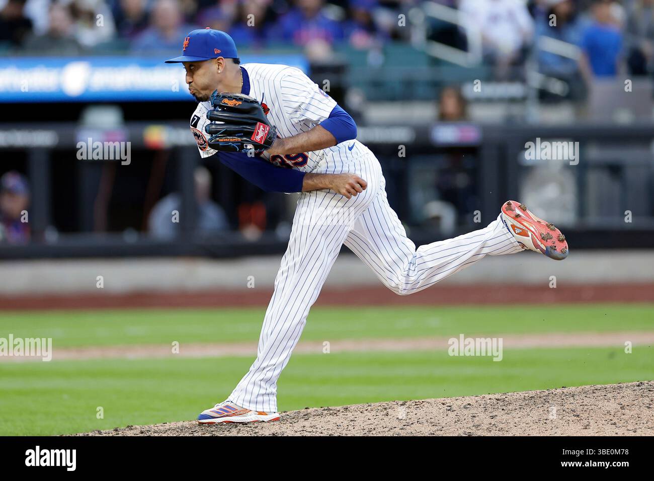 New York Mets pitcher Edwin Díaz throws during the ninth inning of a ...
