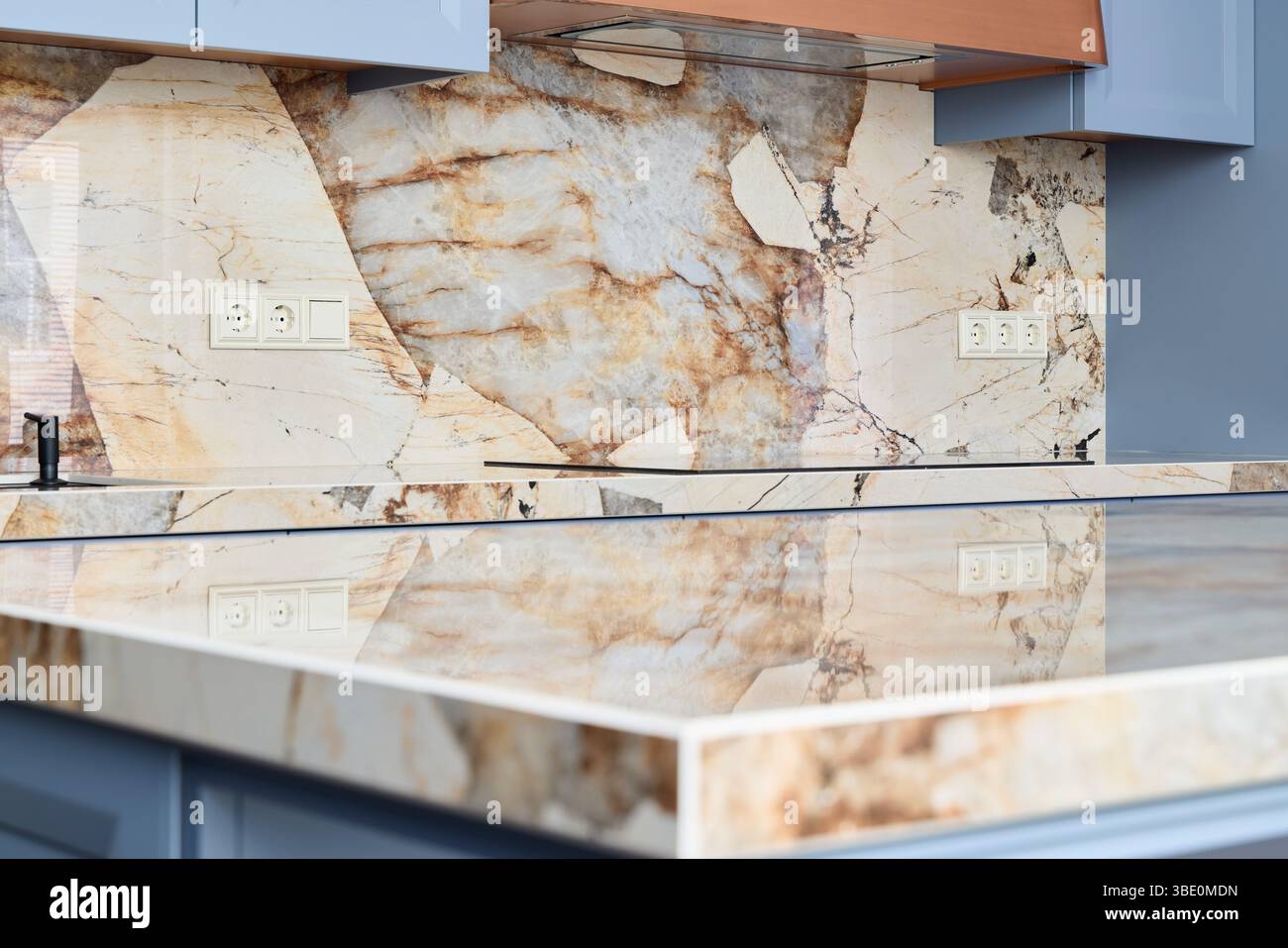 Discover the Elegant Marble Kitchen Countertop and Backsplash Design ...