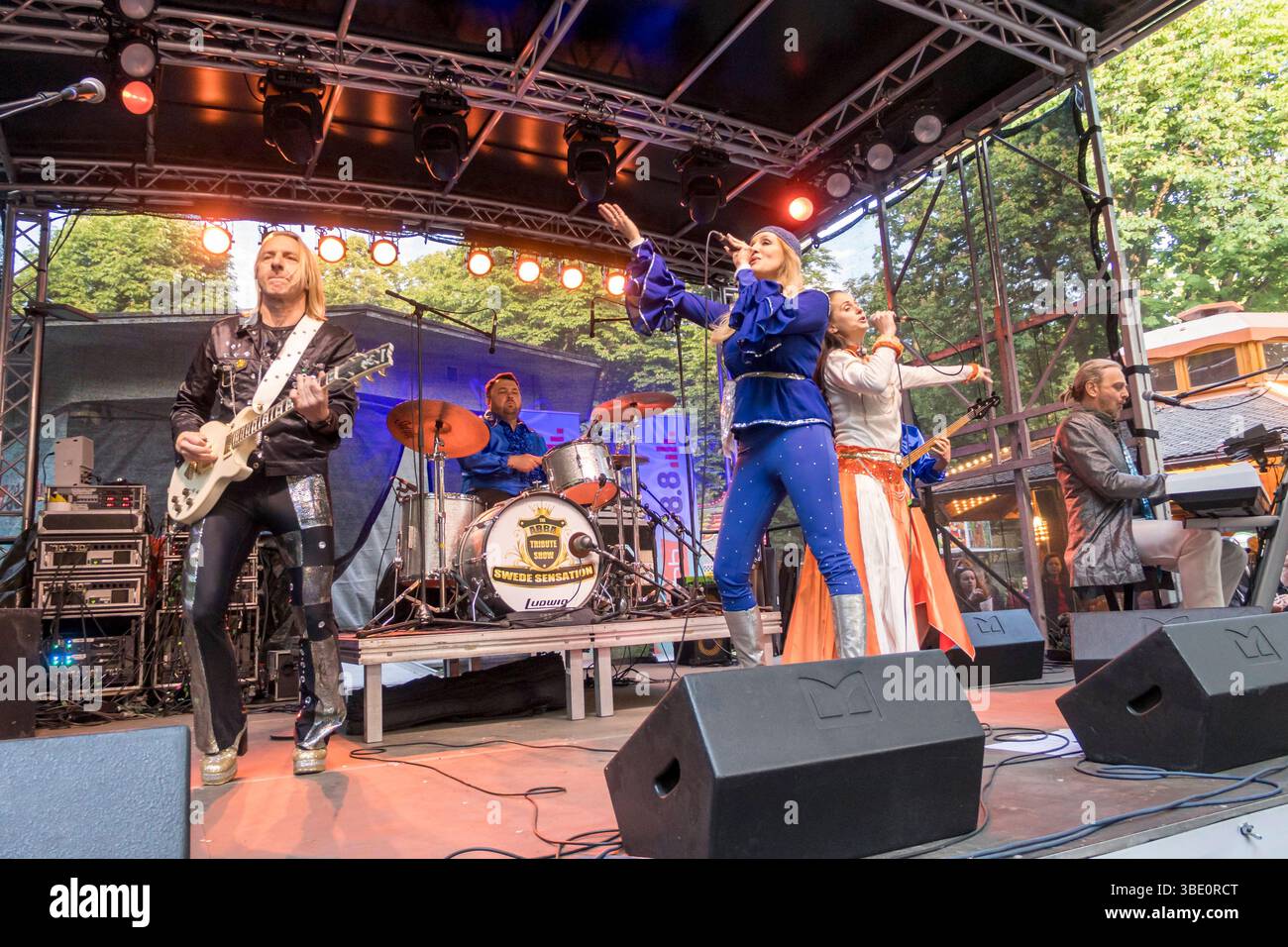 Gitarrist Sebastian Gurgel als Bjoern Ulvaeus, Saengerin Saskia Tanfal ...