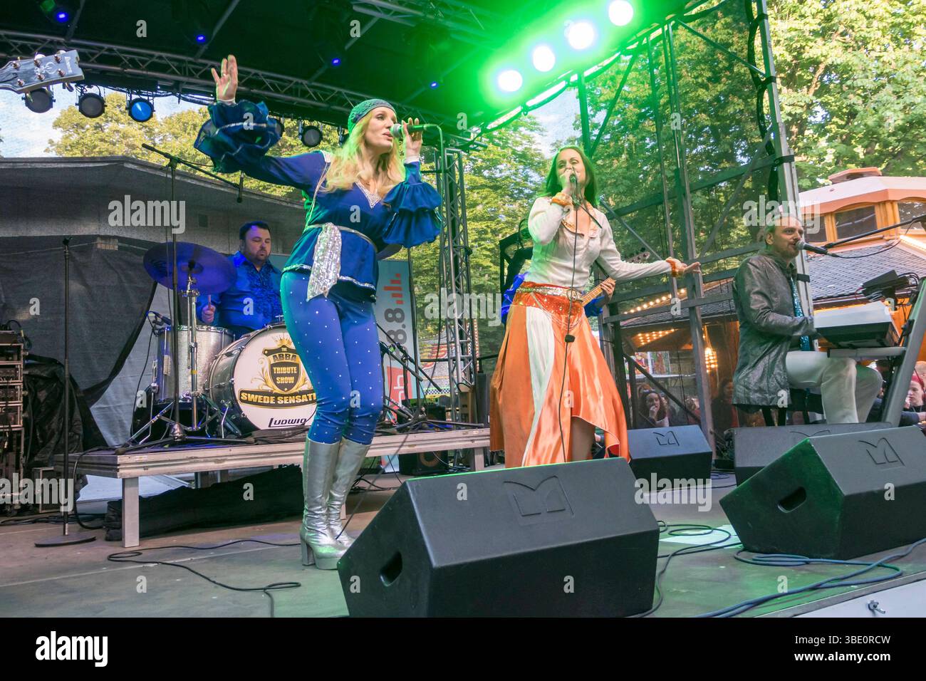 Saengerin Saskia Tanfal als Agnetha Faeltskog, Saengerin Sara Mosquera ...