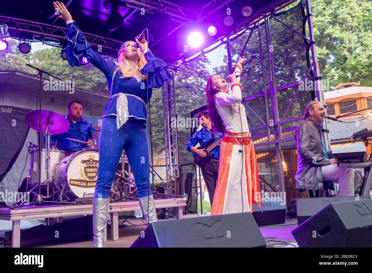 Saengerin Saskia Tanfal als Agnetha Faeltskog, Saengerin Sara Mosquera ...