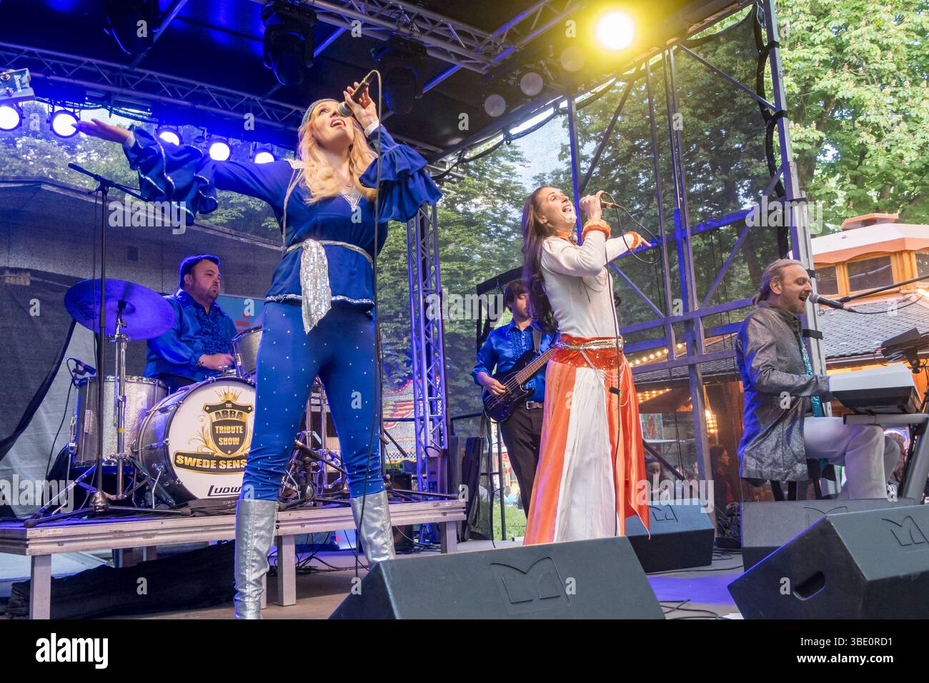 Saengerin Saskia Tanfal als Agnetha Faeltskog, Saengerin Sara Mosquera ...