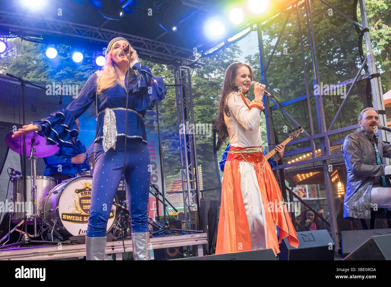 Saengerin Saskia Tanfal als Agnetha Faeltskog, Saengerin Sara Mosquera ...