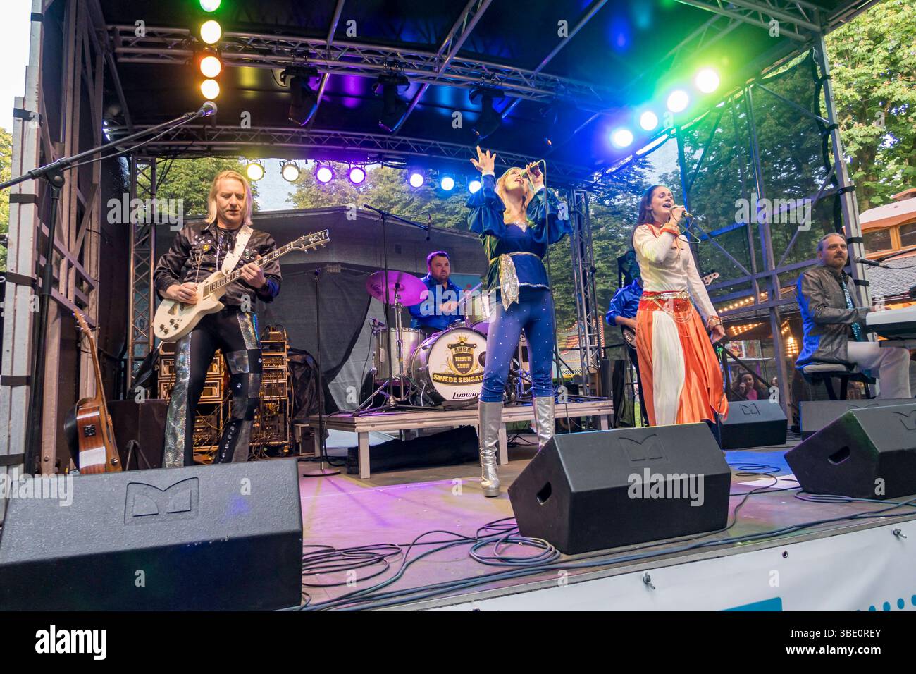 Gitarrist Sebastian Gurgel als Bjoern Ulvaeus, Saengerin Saskia Tanfal ...