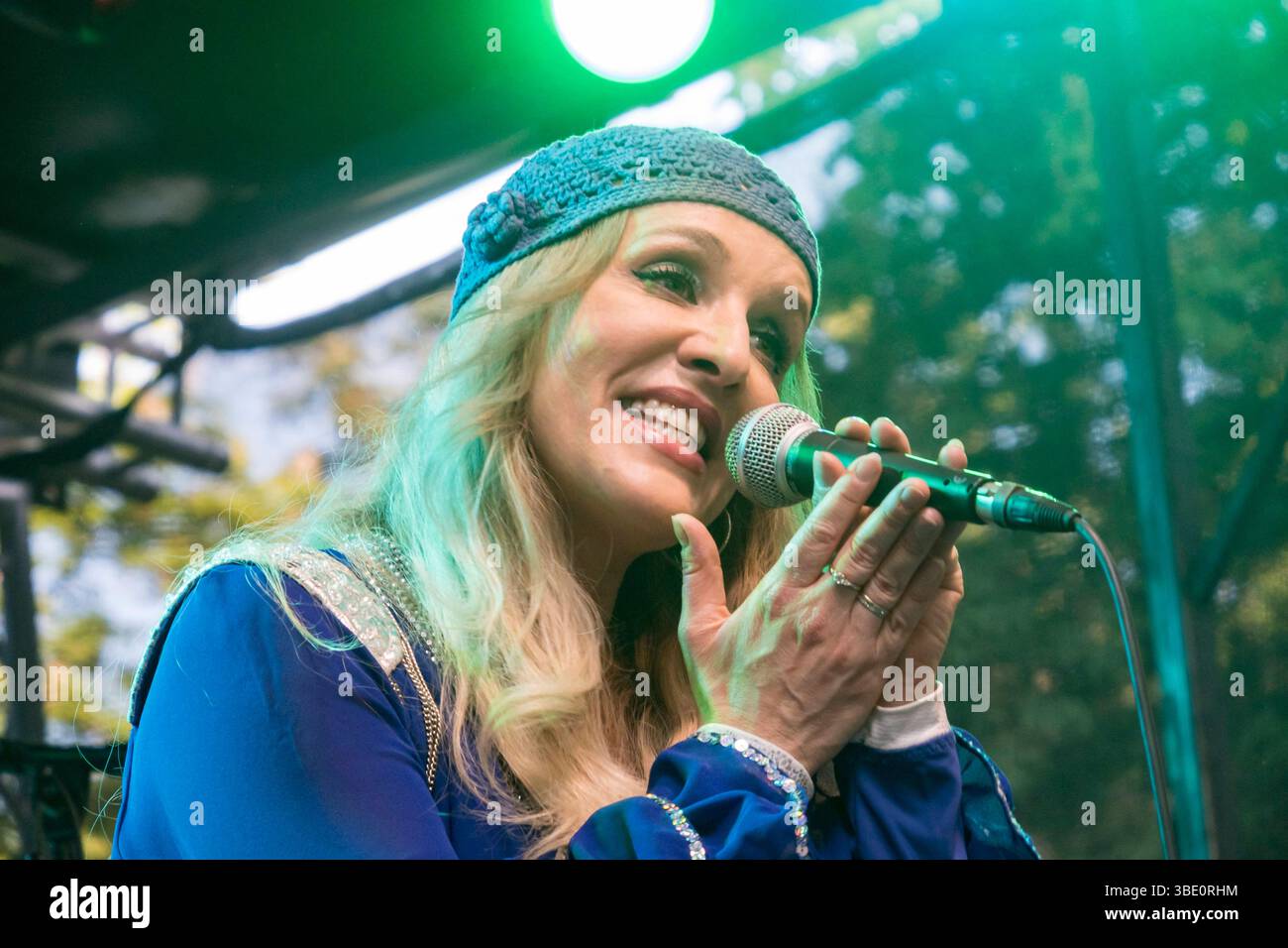 Saengerin Saskia Tanfal als Agnetha Faeltskog der Gruppe Swede ...