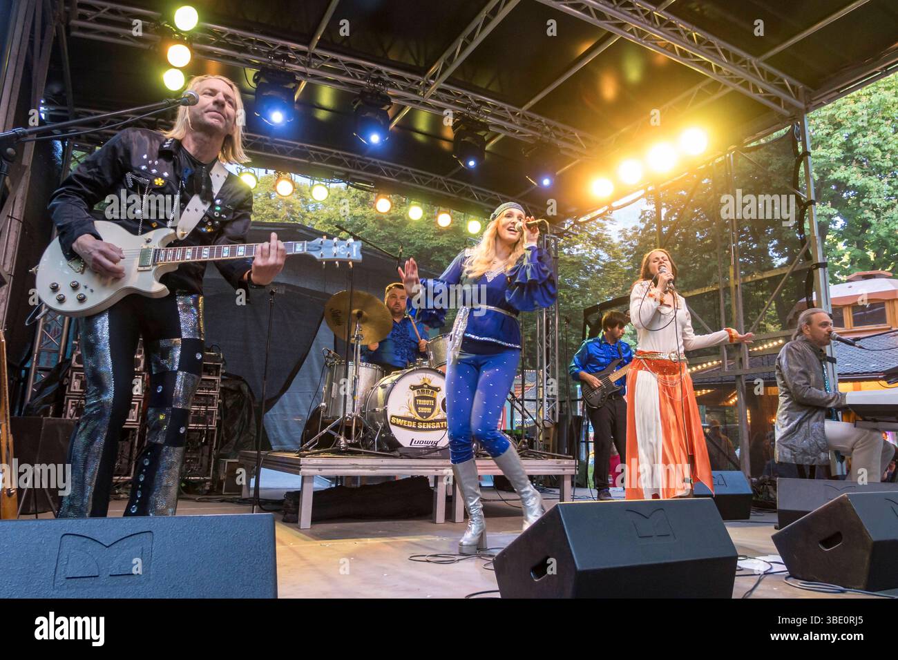 Gitarrist Sebastian Gurgel als Bjoern Ulvaeus, Saengerin Saskia Tanfal ...