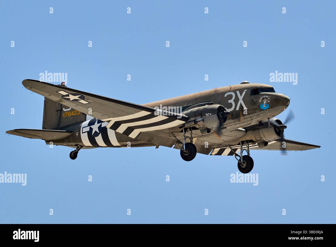 Aircraft flying in sky paratroopers hi-res stock photography and images ...