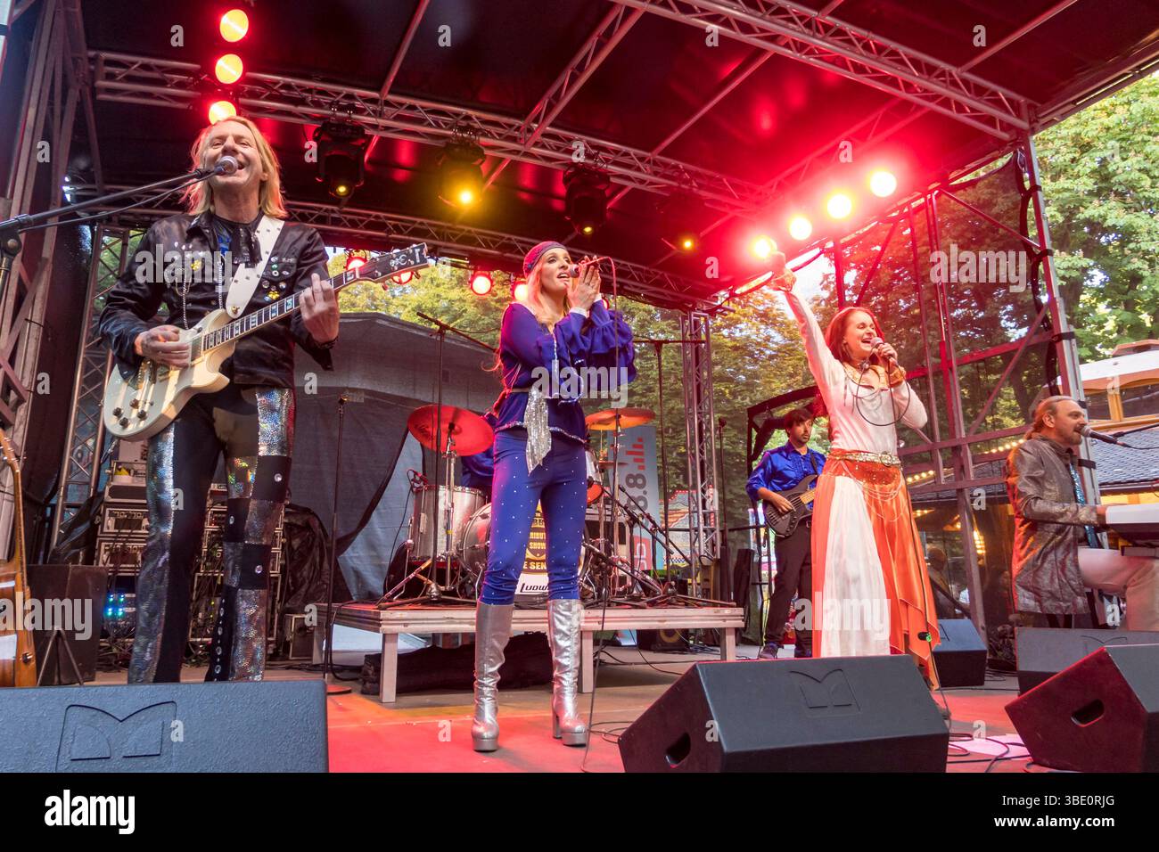 Gitarrist Sebastian Gurgel als Bjoern Ulvaeus, Saengerin Saskia Tanfal ...