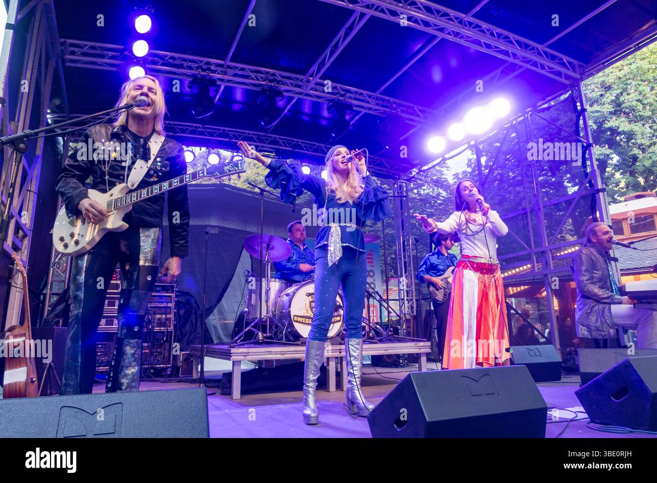 Gitarrist Sebastian Gurgel als Bjoern Ulvaeus, Saengerin Saskia Tanfal ...