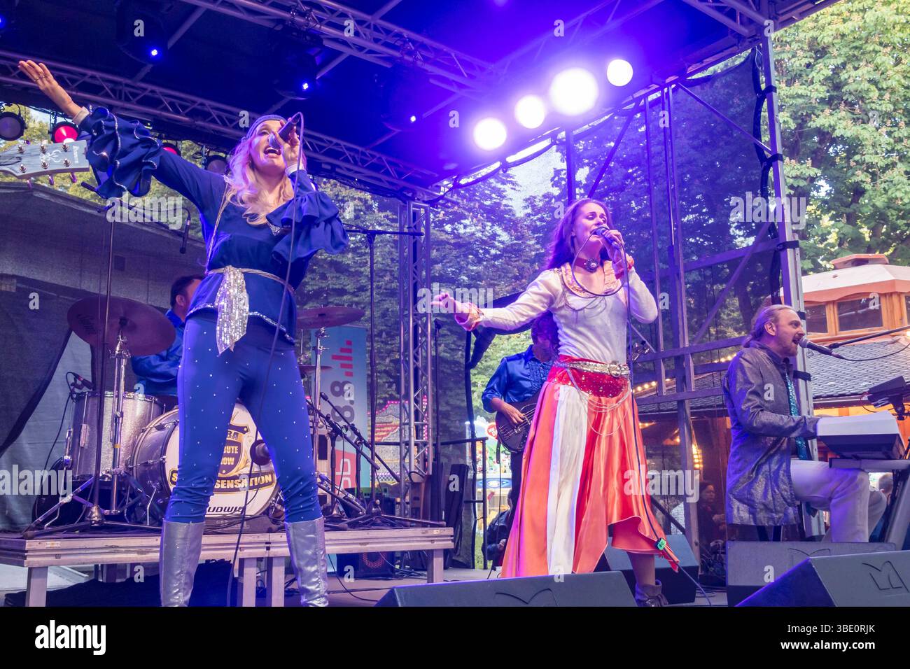 Saengerin Saskia Tanfal als Agnetha Faeltskog, Saengerin Sara Mosquera ...